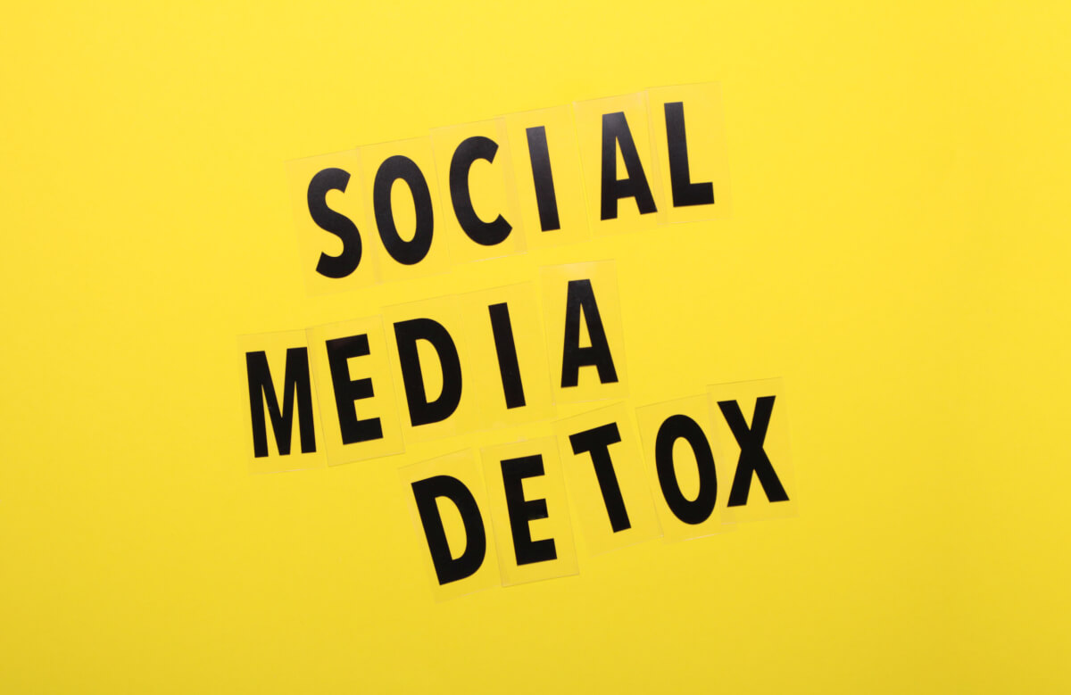 7 Benefits Of A Social Media Detox, According To Experts